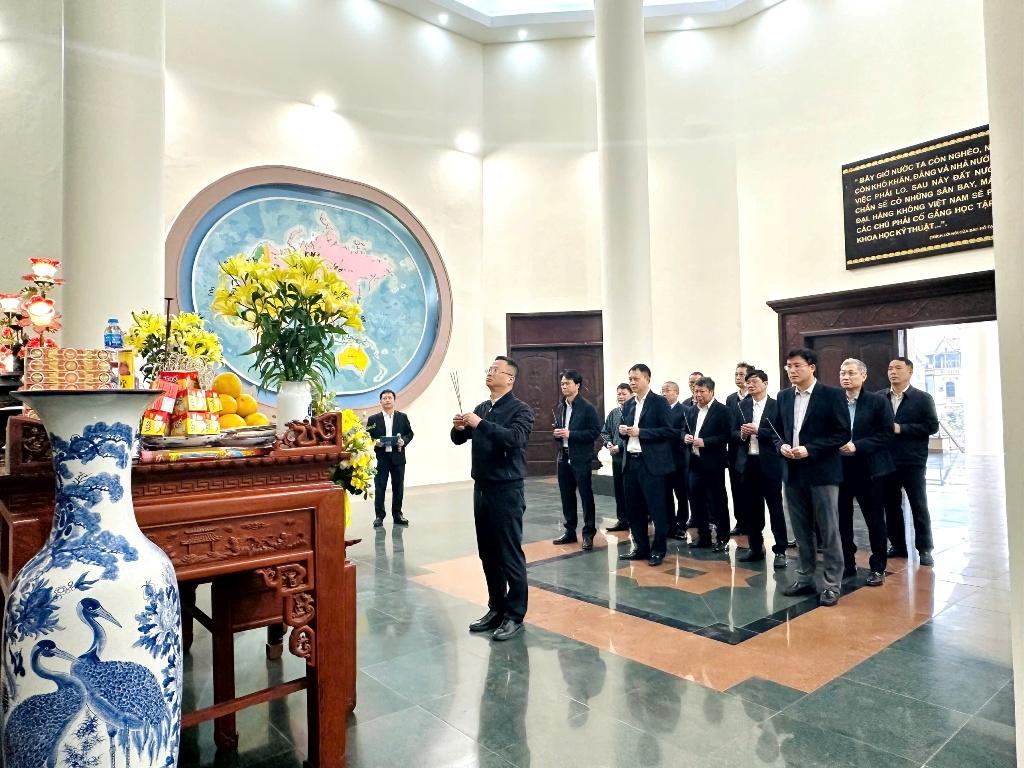 Lễ dâng hương Bác Hồ nhân kỷ niệm 70 năm thành lập Cục Hàng không dân ...